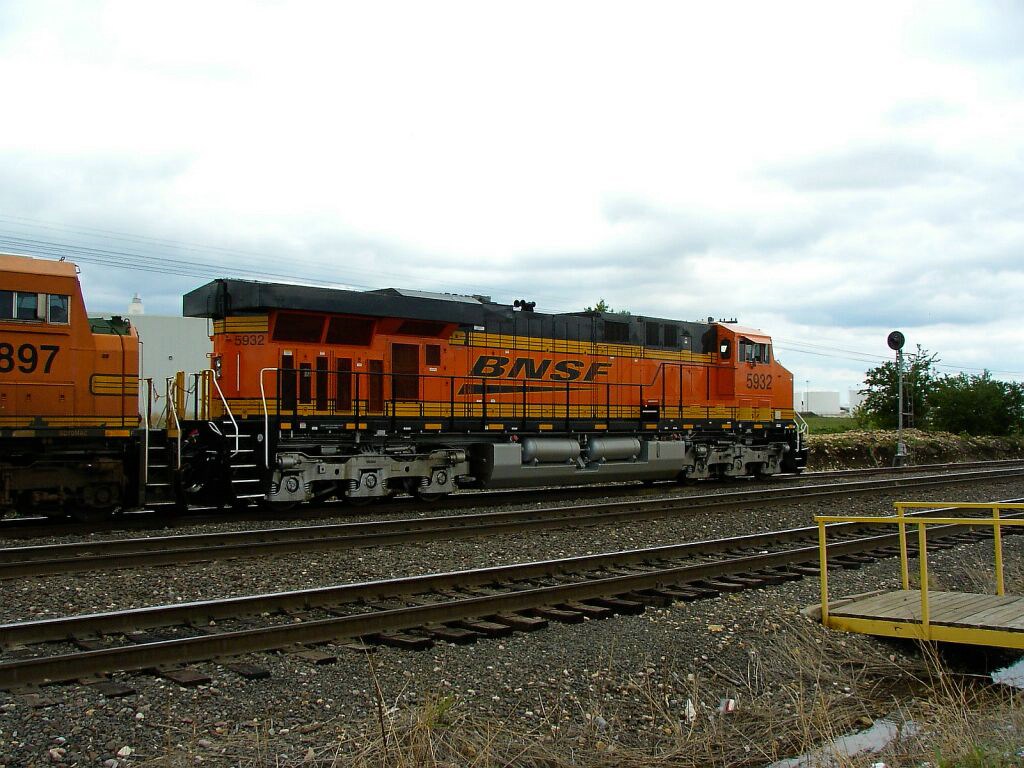 BNSF 5932